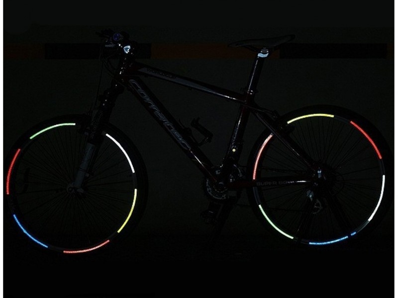 Reflective lines on the car wheel